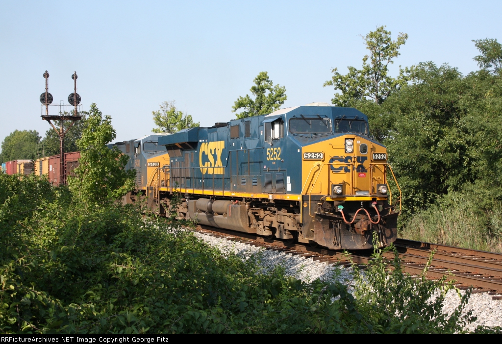 Q406 eastbound at Rossville interlocking